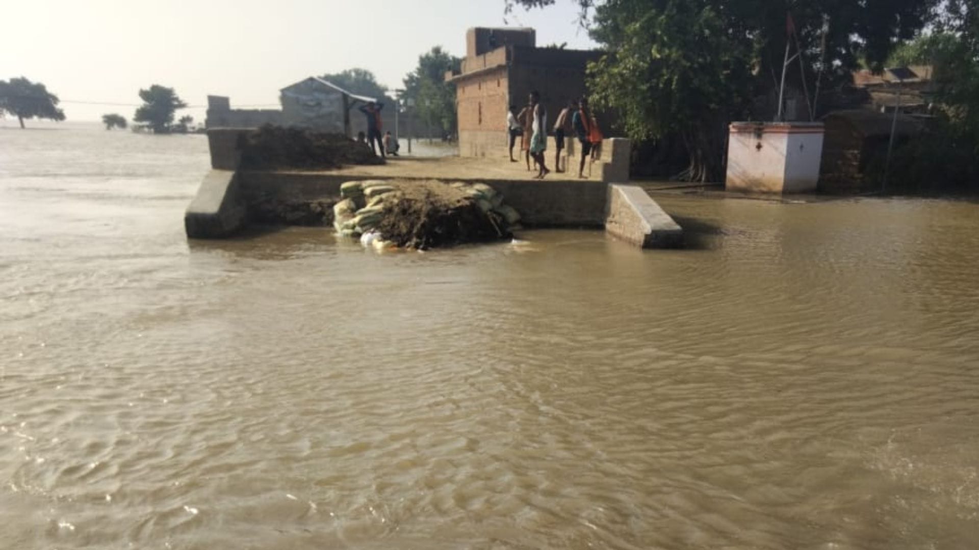 बलिया में बाढ़ का कहर :पानी के दबाव से नेशनल हाईवे कटा, गांव का संपर्क ...