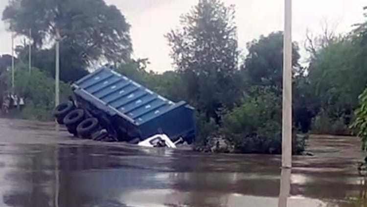 Mahoba: Dumper Washed Away In River Due To Eight Hours Of Rain ...