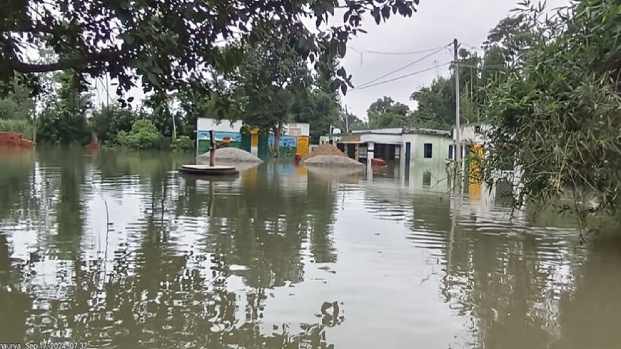 Flood Water Filled 30 Schools Of Nighasan In Lakhimpur Kheri ...