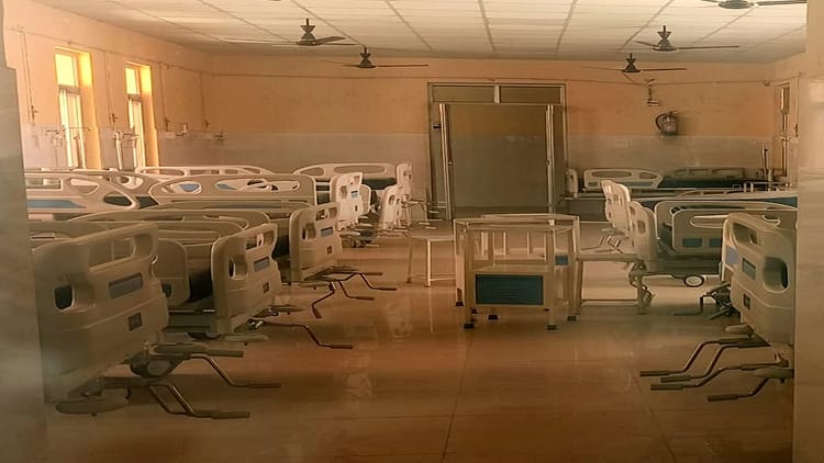 Piku Ward:न डॉक्टर न नर्स, अलीगढ़ जिला अस्पताल के पीकू वार्ड पर लटके ...