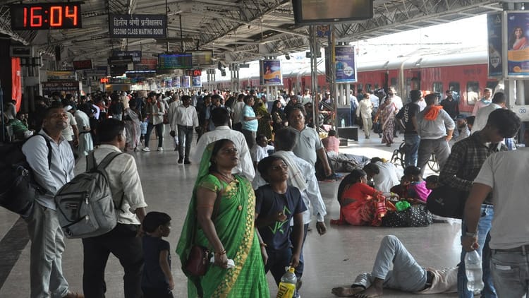 Agra News:आगरा के सभी स्टेशनों पर अब टिकट के लिए नहीं लगानी पड़ेगी लाइन ...