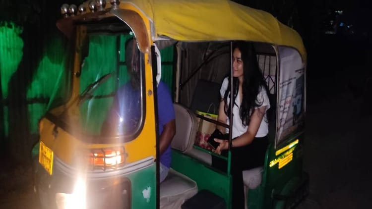 Acp Dr Sukanya Sharma Roamed Around In Auto As A Tourist To Check Women Safety In Agra - Amar ...