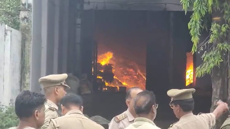 Up News:मसाला बनाने की फैक्टरी में लगी भीषण आग, मजदूरों के अंदर फंसे ...