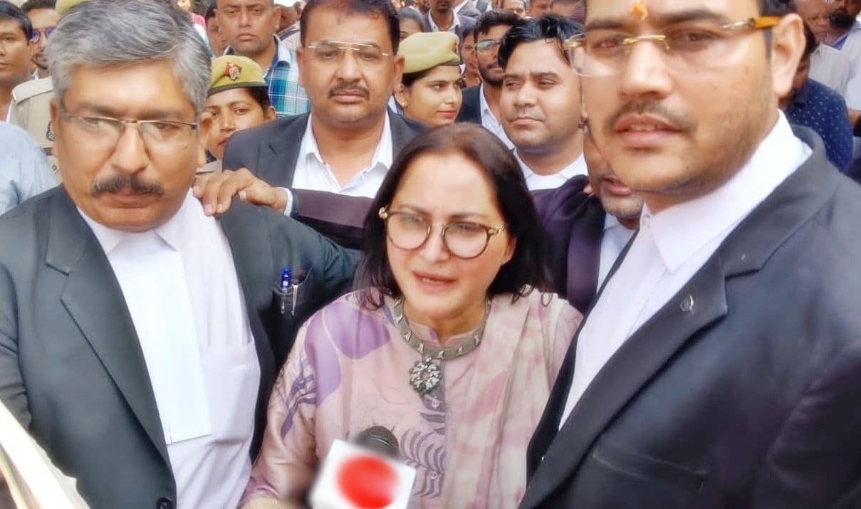 कोर्ट में पेश हुईं जयाप्रदा:सपा नेताओं की अभद्र टिप्पणी से आहत, कहा ...