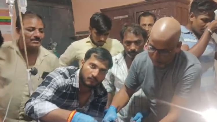 Medical Store Owner Beaten By Miscreants In Jaunpur - Amar Ujala Hindi ...