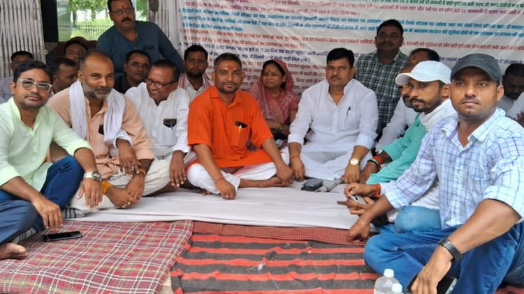 Bihar:शेखपुरा जंक्शन पर एक्सप्रेस ट्रेनों के ठहराव के लिए चौथे दिन भी ...