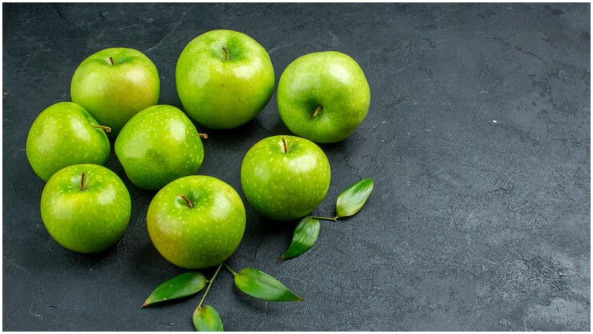 Apple Mystery:आखिर पानी में तैरता क्यों है सेब? जानिए इसके पीछे का ...