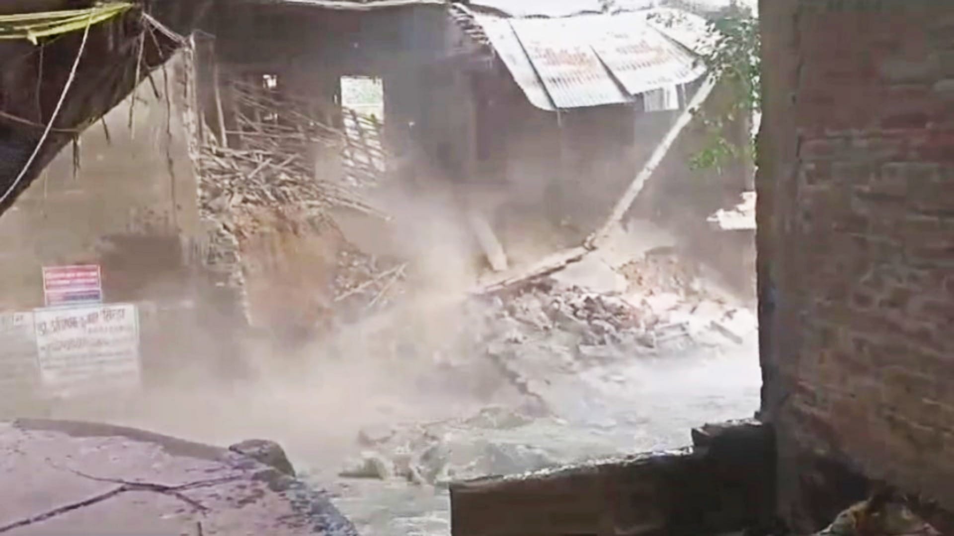 Bihar Flood:सीतामढ़ी में लखनदेई नदी के कटाव से मकान नदी में समाया ...