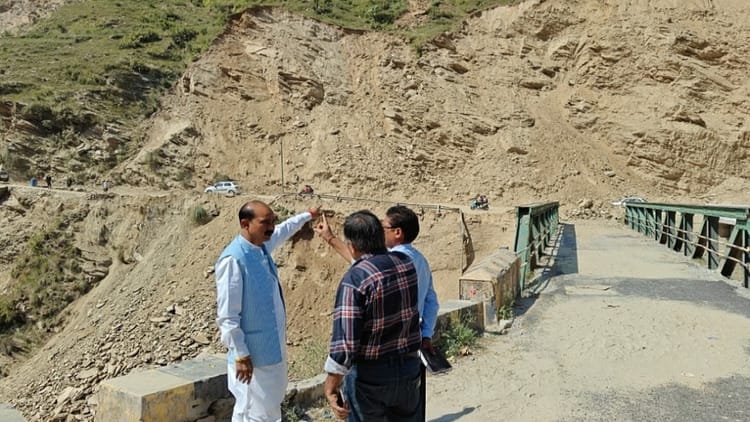 Almora News: The Cracks In The Mountain Through Quarab Are 10 Feet Deep ...