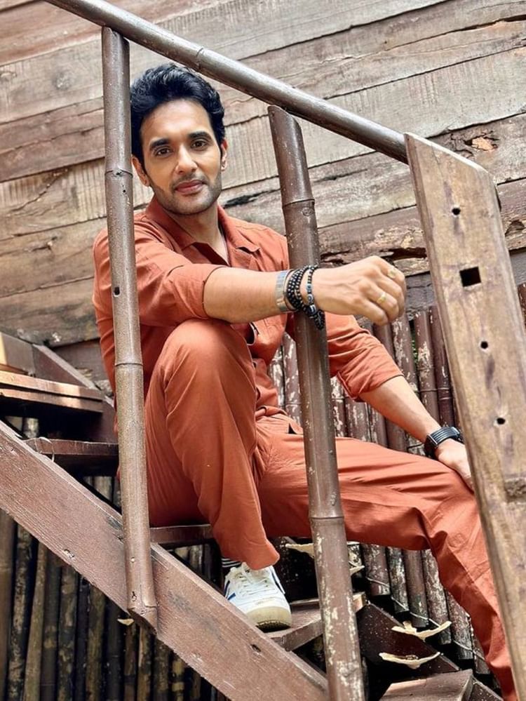 टीवी किंग के नाम से मशहूर है आकाश तलवार, लुक्स को लेकर बटोरते हैं सुर्खियां