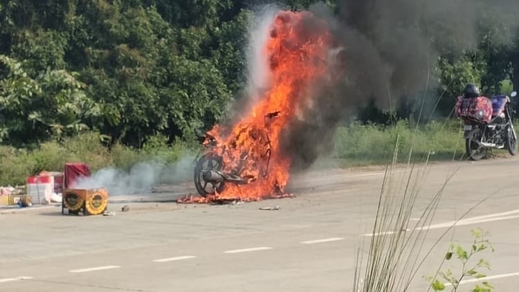Bihar:बक्सर में चलती बाइक में लगी आग; सवार ने अपना सामान बचाया और खुद ...