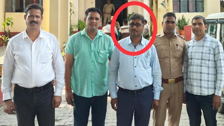Ado Panchayat Accused Of Food Grain Scam Arrested, Caught By Eow Varanasi Team - Amar Ujala ...