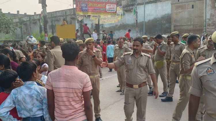 Stampede Outside Ramnagar Fort, Police Accused Of Lathi Charge, Public ...