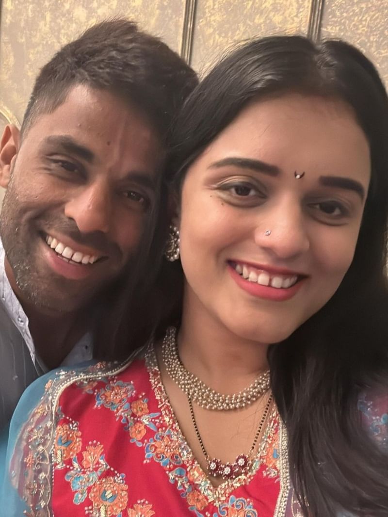 सूर्यकुमार ने पत्नी देविशा के साथ मनाया करवा चौथ, शेयर की रोमांटिक तस्वीरें