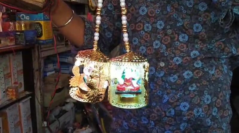 Kanpur Diwali Market:हैंगिंग गणेश-लक्ष्मी…मोर मुकुट बाजार में छाए, झूमर ...