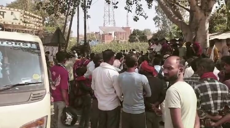 Kanpur Accident High Speed Dumper Hits Bike, Two Labourers Die Relatives Create Ruckus, Driver ...