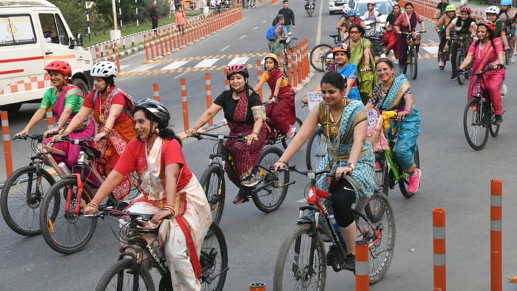 Photos:साड़ी पहन महिलाओं ने दौड़ाई साइकिल, पंजाबी गीतों पर किया डांस ...