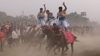 Punjab:बंदी छोड़ दिवस पर निहंग सिखों ने दिखाए घुड़सवारी काैशल, अमृतसर ...