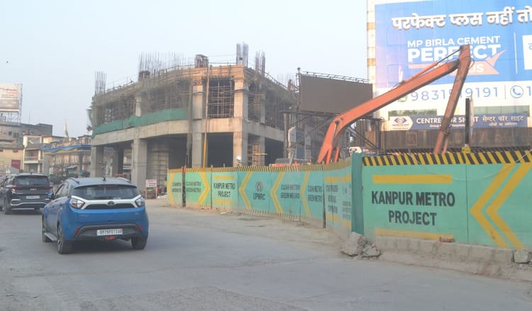 Kanpur:मेट्रो ने मॉल रोड-चुन्नीगंज से पूरी तरह नहीं हटाई बैरिकेडिंग ...