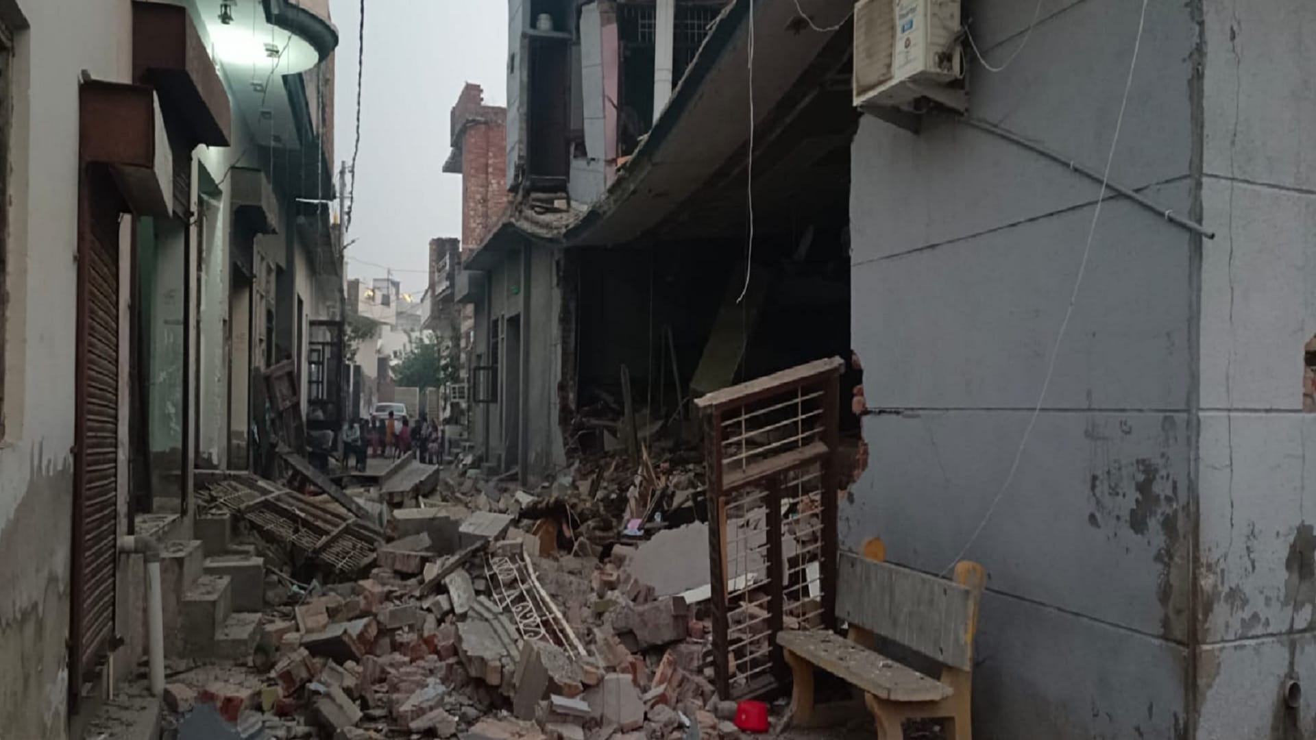 Cylinder Blast:मकान में एक साथ फटे दो सिलिंडर, डेढ़ साल की बच्ची सहित ...