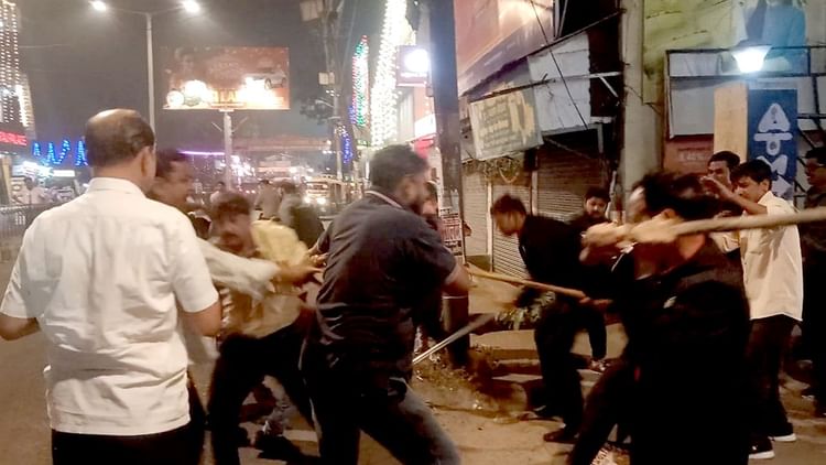 Uproar In Aligarh Ruby Bar - Amar Ujala Hindi News Live - Aligarh News:ग्राहकों को डंडों से पीटा ...