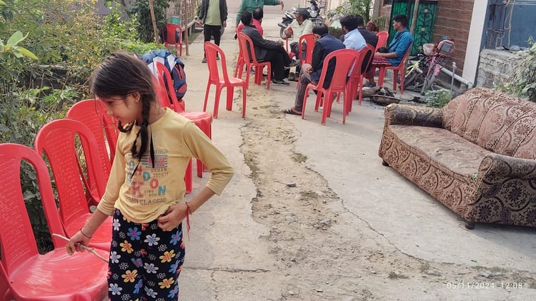 Almora Accident:भीड़ में पापा को खोज रहीं गुंजन और लक्ष्य की आंखें, पति ...