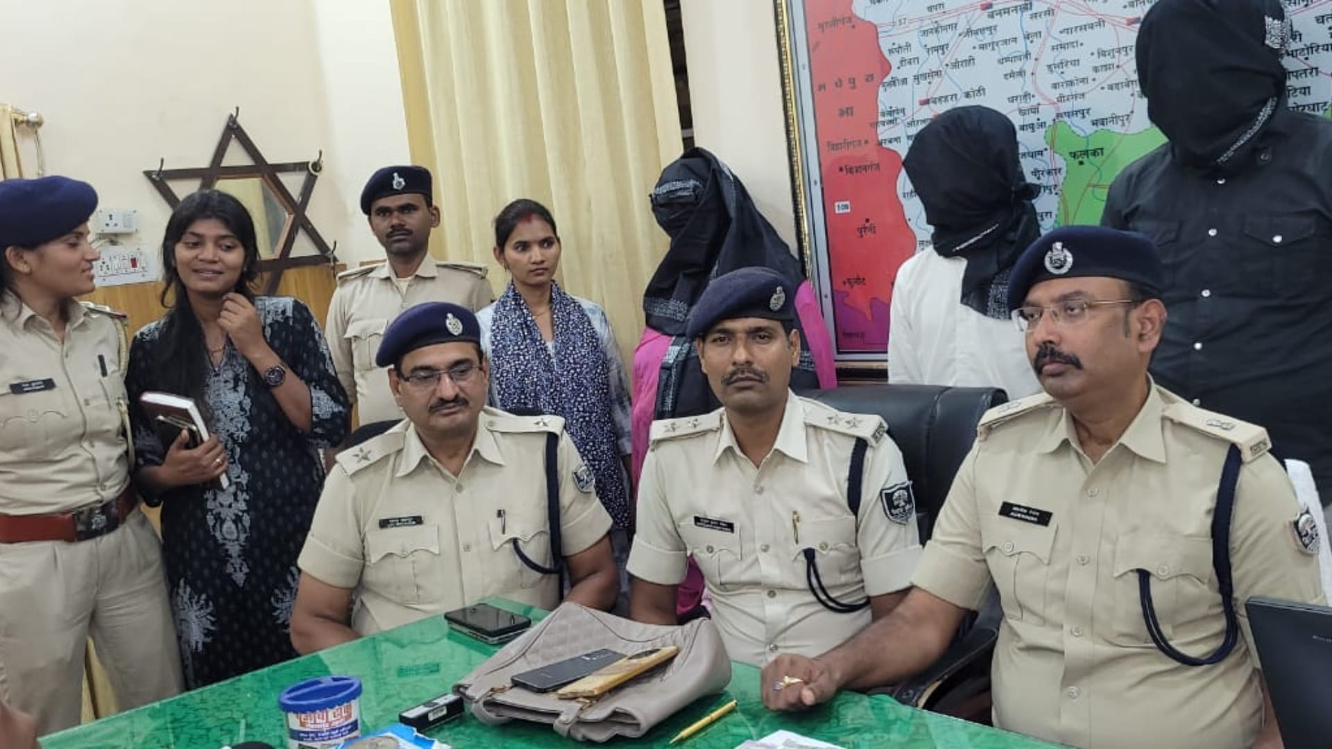 Bihar News :एक लाख रुपए में बिक रहा था नवजात बच्चा, महिला समेत तीन ...