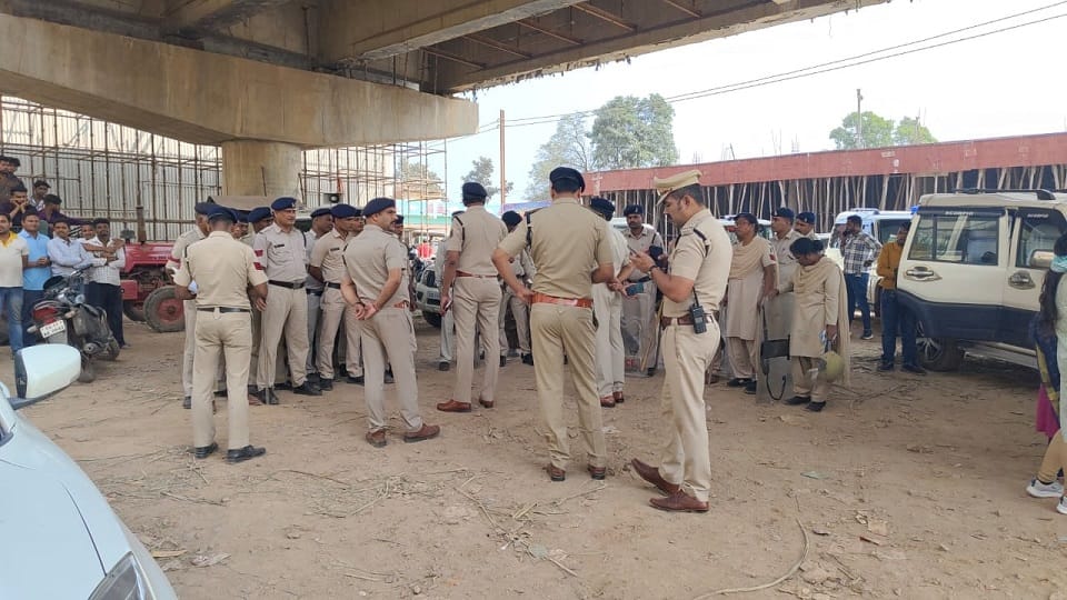 Korba:मड़वा रानी मंदिर हटाने का ग्रामीणों ने किया विरोध, धरने पर बैठे ...