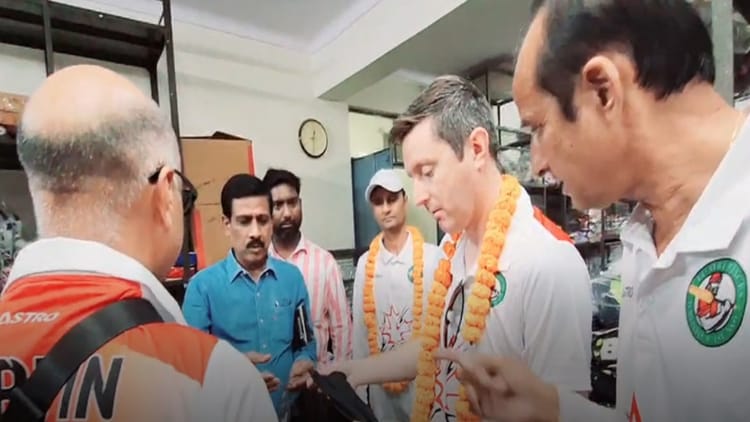 Up:कनाडा के क्रिकेटर्स ने मेरठ से खरीदे बल्ले, कोच मुकेश नरुला ने रोहित ...