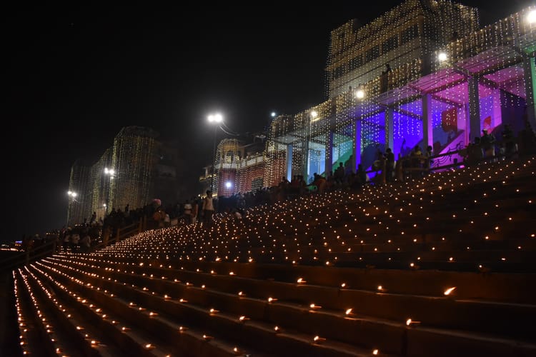 Foreign Devotees Performed Shiva Sadhna In Kashi Karvat Temple - Amar ...