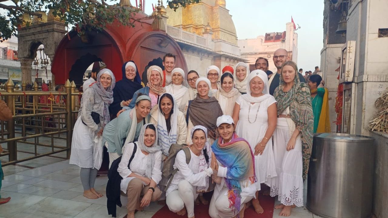 Naina Devi Mandir:विदेशों से श्री नयना देवी पहुंचे श्रद्धालु, प्राचीन ...