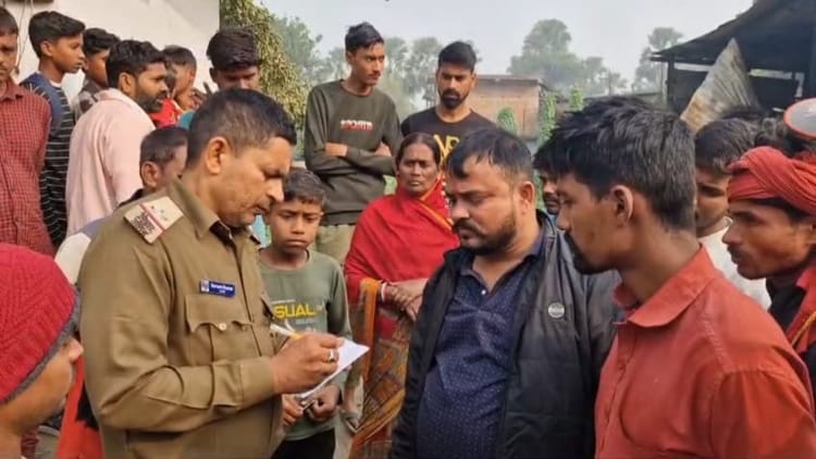 Bihar News:फास्ट फूड की दुकान में लगी आग, लाखों की क्षति; दमकल टीम की ...