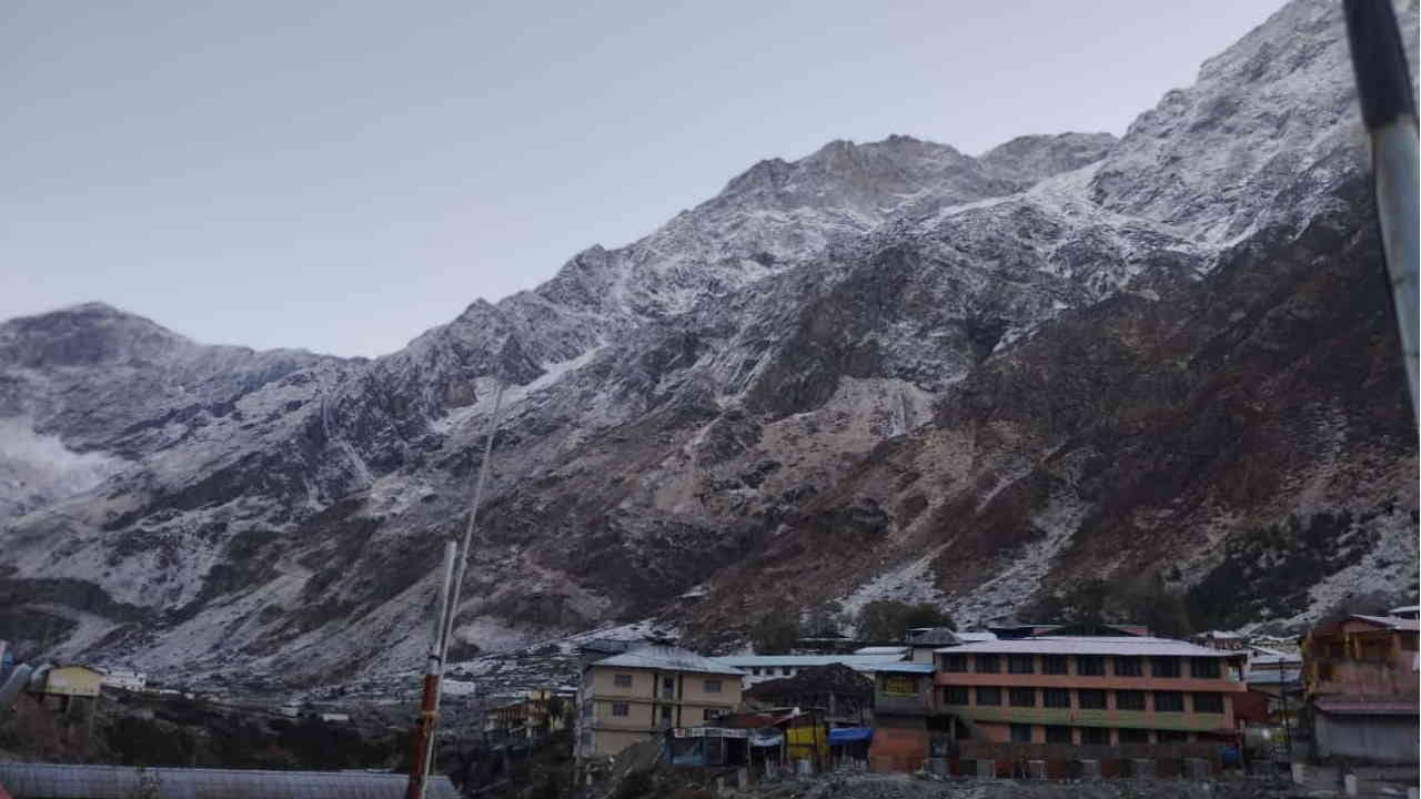 Snowfall In Badrinath:बदला मौसम...धाम में हुई सीजन की पहली बर्फबारी ...