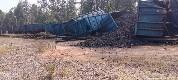 Goods Train Loaded With Coal Derailed, 22coaches Derailed Bilaspur ...