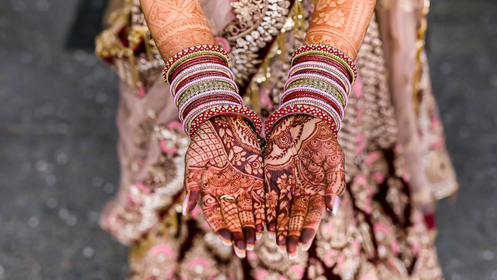 Tips For Bridal Mehndi To Hide Groom's Name In Brides Hand - Amar Ujala ...