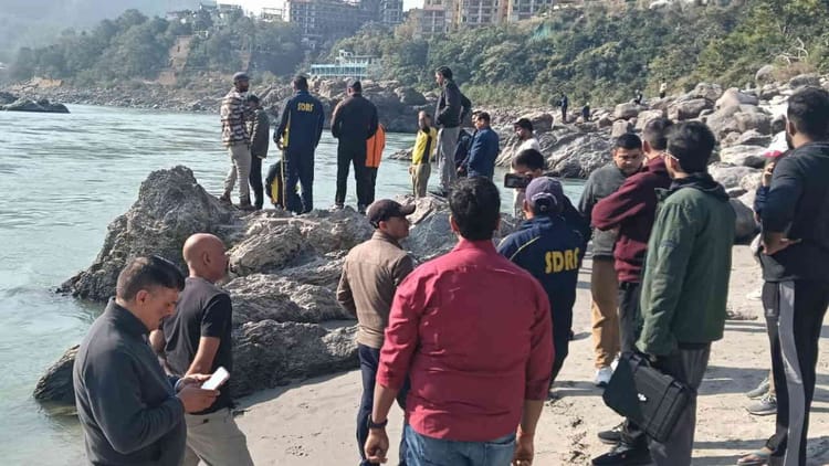 Rishikesh:गंगा में नहाने के दौरान डूबा एक व्यक्ति, एसडीआरएफ की टीम ने ...