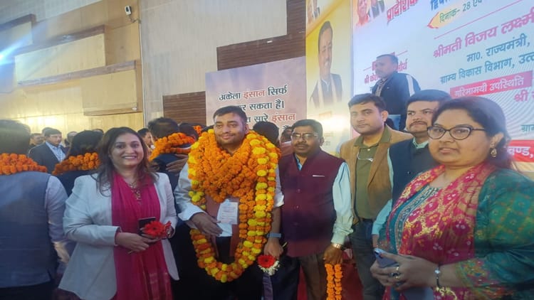 प्रयागराज :बीडीओ चंदन देव पांडेय पीडीएस कैडर के प्रदेश महामंत्री बने ...