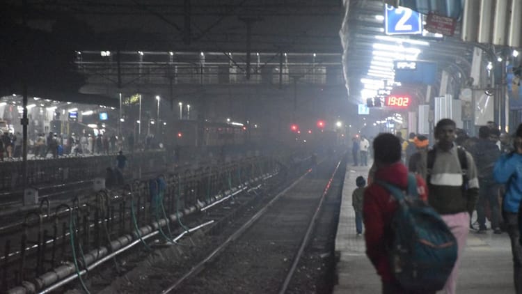 रेलवे को पड़ने लगी कोहरे की मार:28 फरवरी तक 24 ट्रेनों का संचालन बंद, कंफर्म सीटों को लेकर मचेगी ...