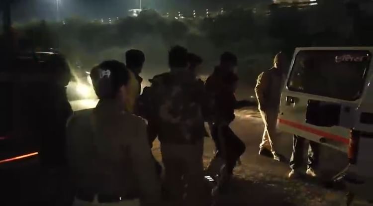 Mathura Police Caught Three Criminals In An Encounter Two Were Shot In The Leg - Amar Ujala ...