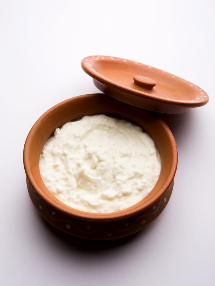 शुभ काम करने से पहले क्यों खाते हैं दही और चीनी