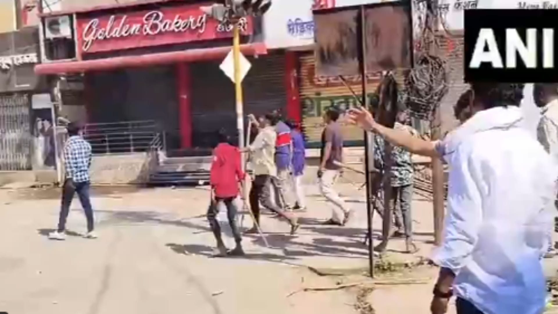 महाराष्ट्र:परभणी में संविधान के अपमान पर बवाल, हिंसा-आगजनी के बाद पुलिस ...