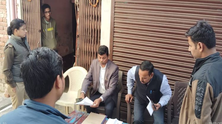 Anti-corruption Team Reached house Of Corrupt Accountant In Raebareli ...
