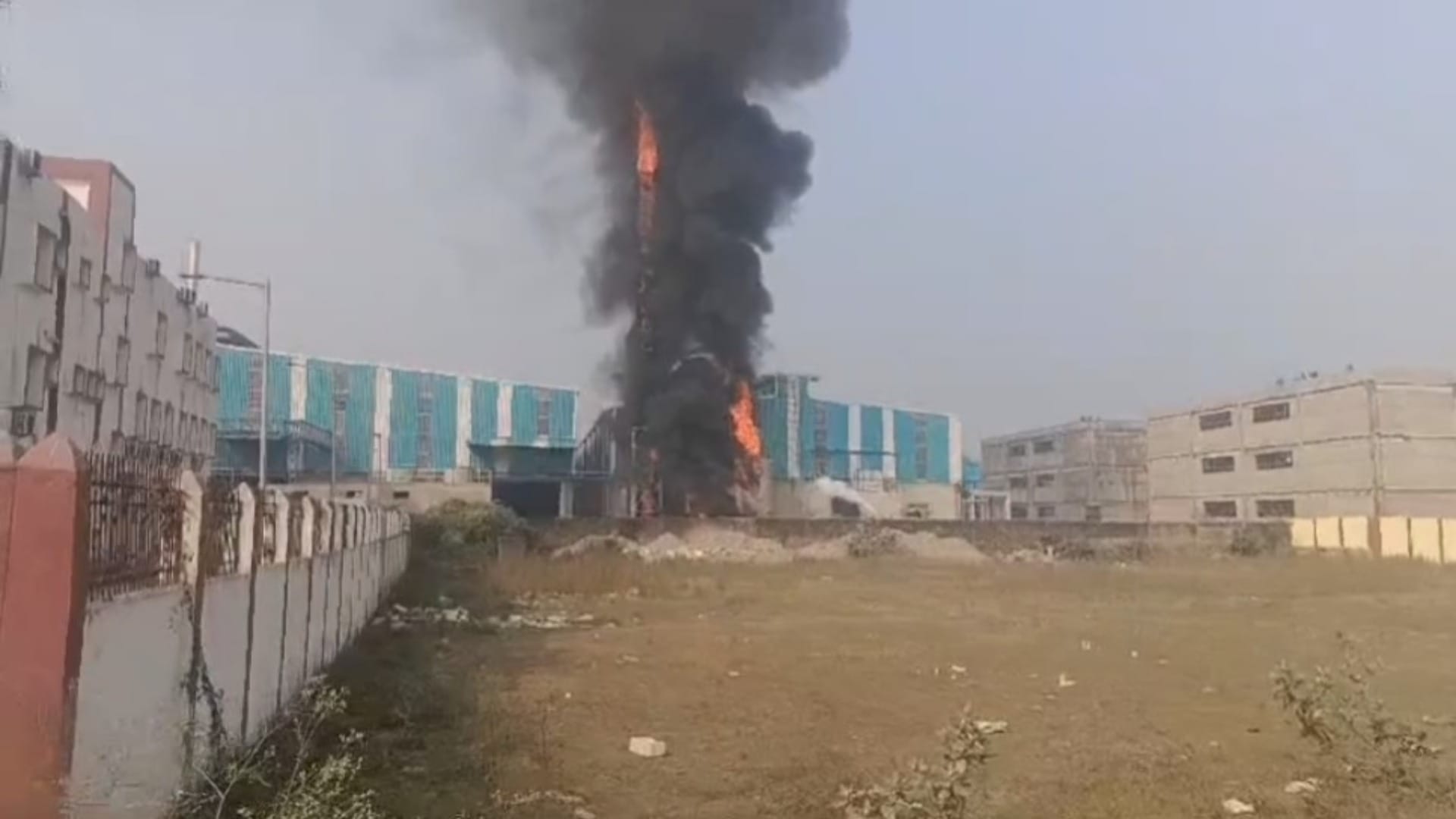 Bihar News:बियाडा इंडस्ट्रियल एरिया की बैटरी फैक्ट्री में लगी भीषण आग ...