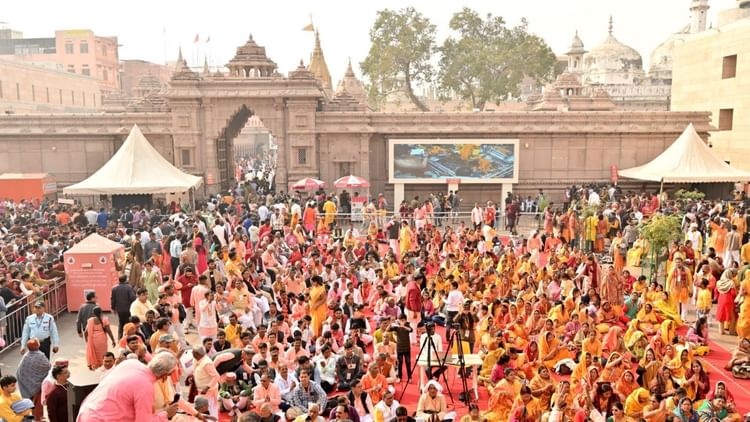 Kashi Vishwanath Temple Two Lakh Devotees Worshiped Of Baba In One Day Before Maha Kumbh - Amar ...