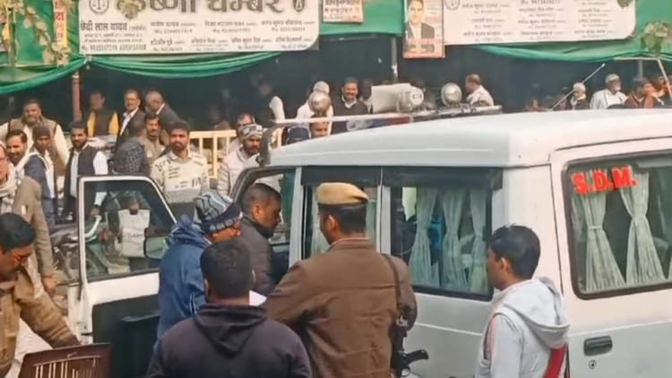 Varanasi :कार बनी कोर्ट रूम, उपजिलाधिकारी ने सुनी समस्या, वकीलों के ...