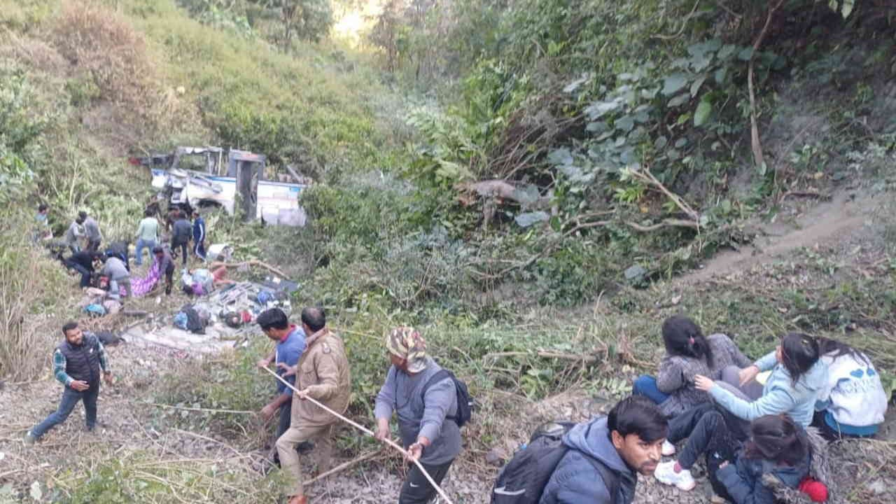 Bhimtal Bus Accident:कार को बचाने के चक्कर में खाई में गिरी बस, 27 लोग ...