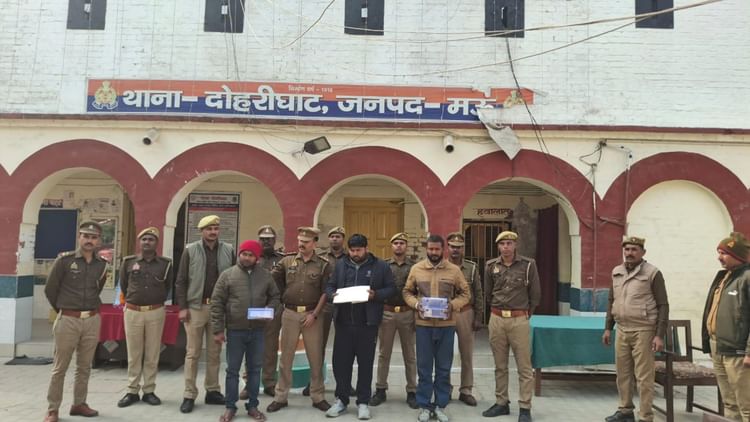 Fake Passport Making Gang Busted Three Arrested Fraudsters Trapped In Age Confusion Amar Ujala