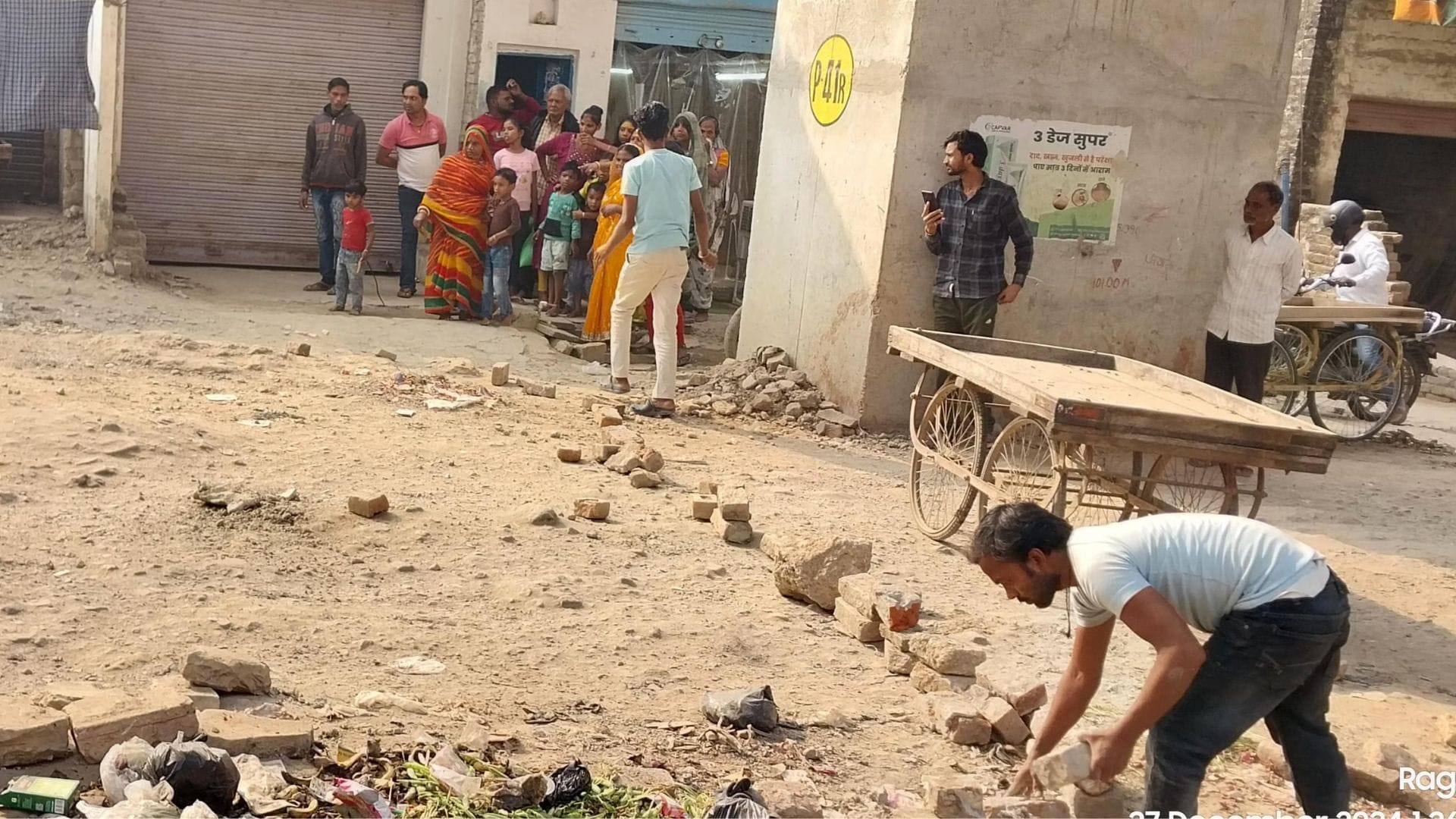Varanasi :जमीन से निकलरही दुर्गंध भरी गैस, जनता दहशत में, प्रशासन को दी ...