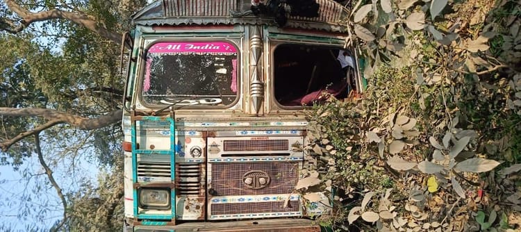 Horrible Collision Between Truck And Bike On Nh-107 - Amar Ujala Hindi ...