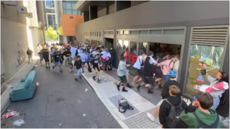 Stampede Broke Out In The Shop To Get Free Goods, The Store Got Emptied ...